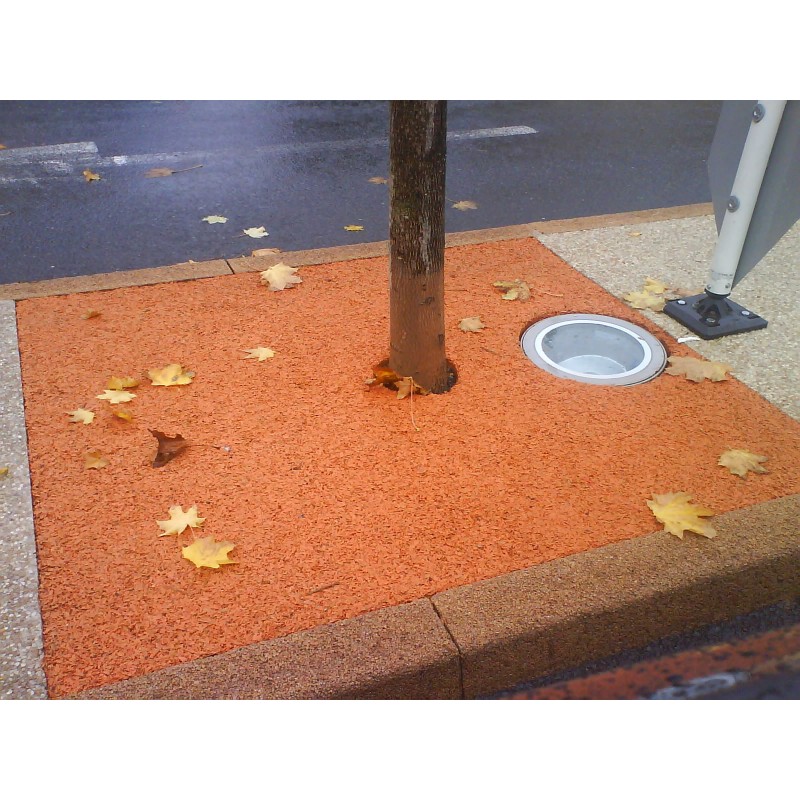 PERMEO : Porous surfacing made of wood aggregates and cement.
