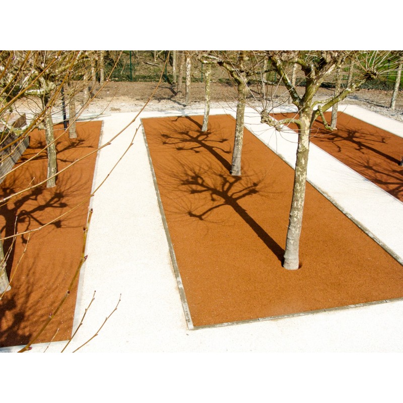PERMEO : Porous surfacing made of wood aggregates and cement.