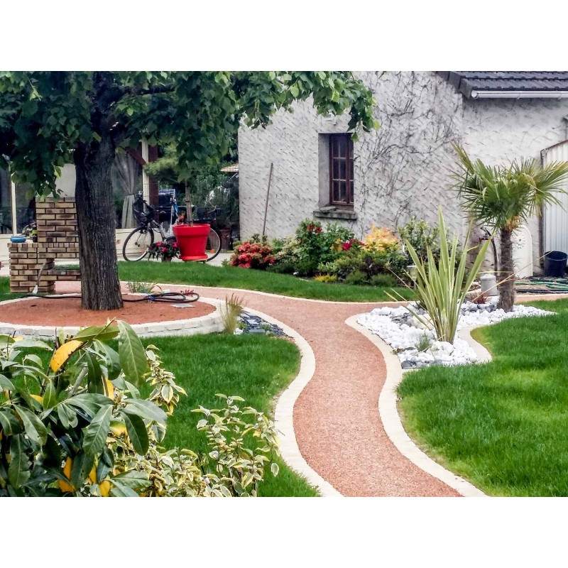 PERMEO : Porous surfacing made of wood aggregates and cement.